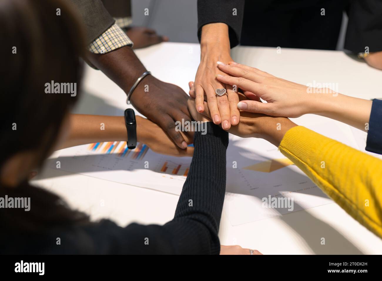 Teamwork moment hi-res stock photography and images - Alamy