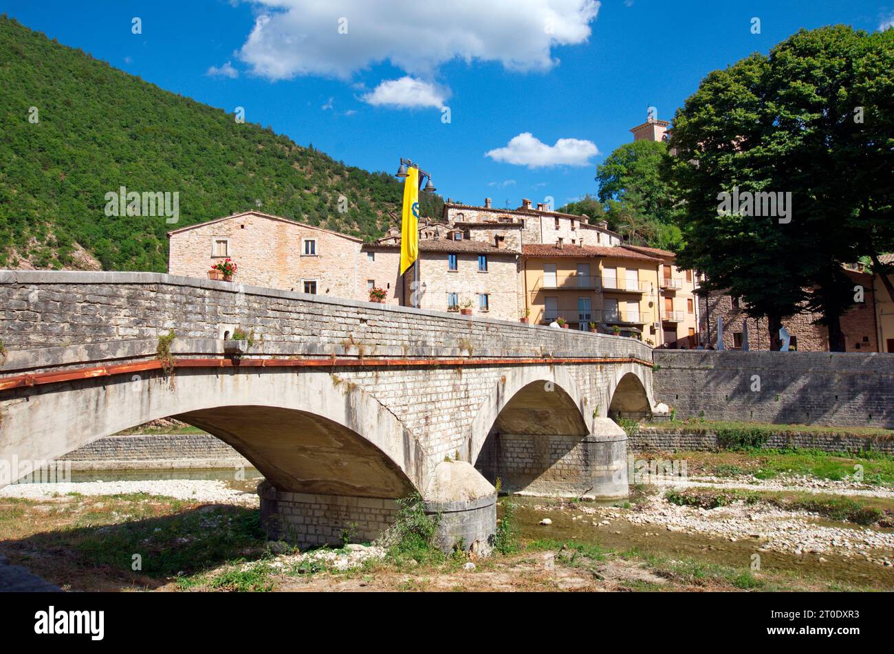 Panorama del centro storico di Piobbico Stock Photo - Alamy