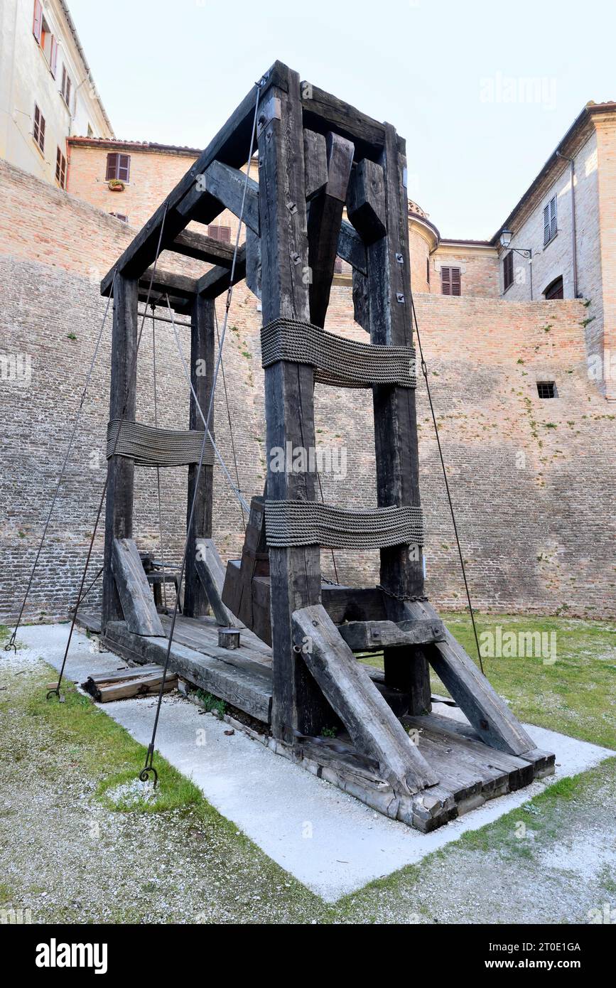 Mondavio (Marche - Pu). valley of the fortress, reconstruction of war ...