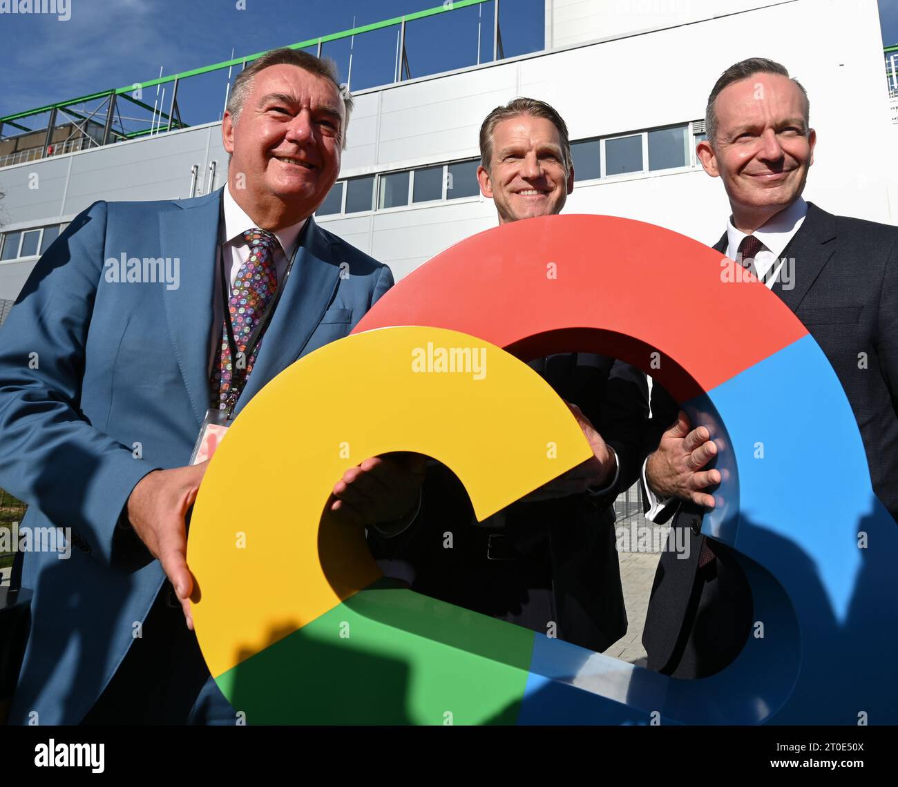 Hanau, Germany. 06th Oct, 2023. Claus Kaminsky (SPD, l-r), Mayor of ...