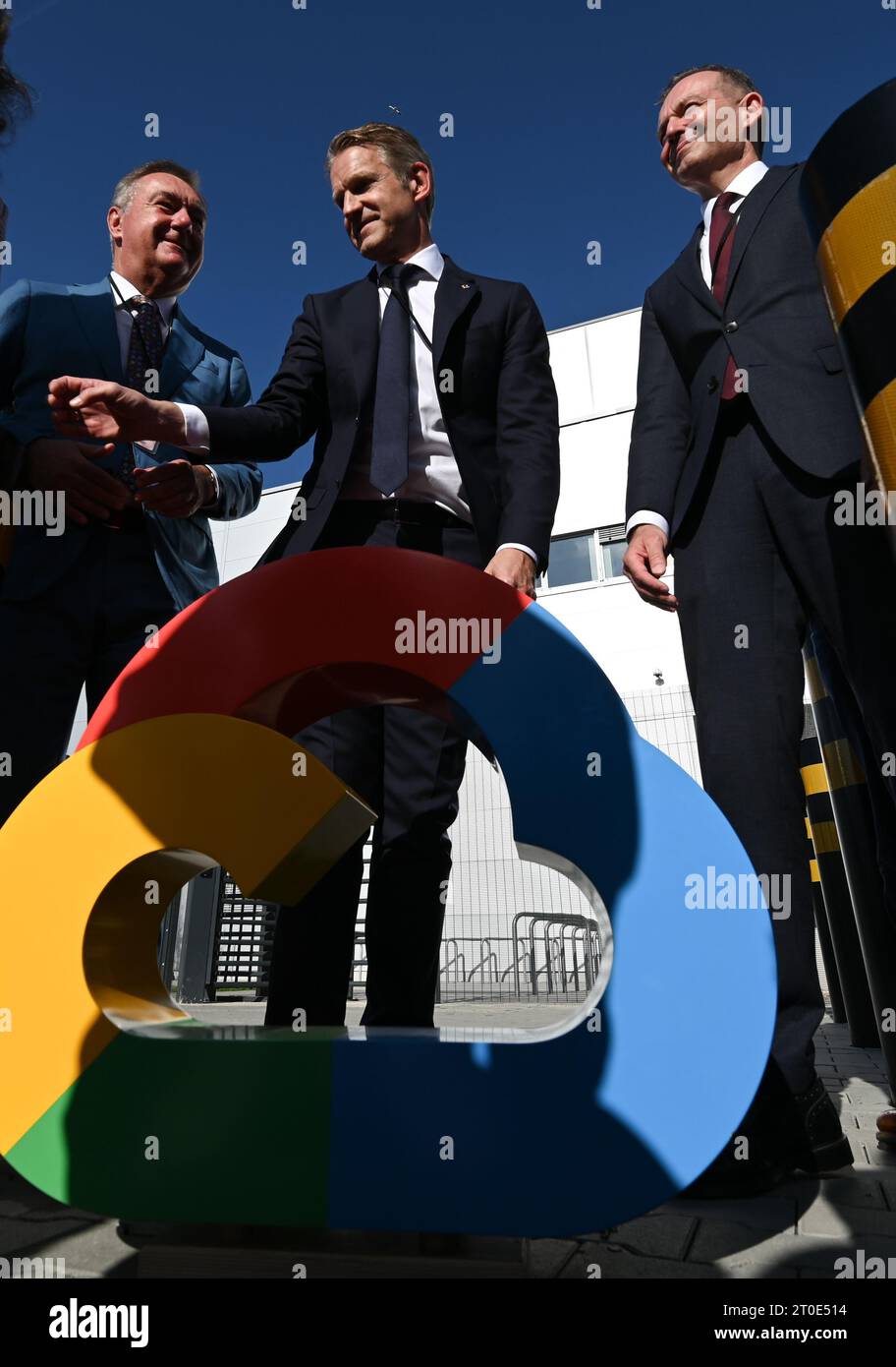 Hanau, Germany. 06th Oct, 2023. Claus Kaminsky (SPD, l-r), Mayor of ...