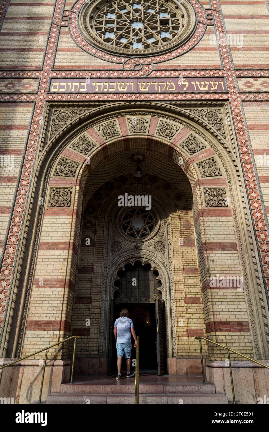 Dohány Street Synagogue, second-largest synagogue in the world ...
