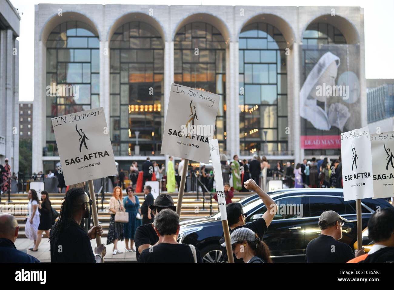 SAG-AFTRA members strike outside the New York City Ballet's 2023 Fall ...