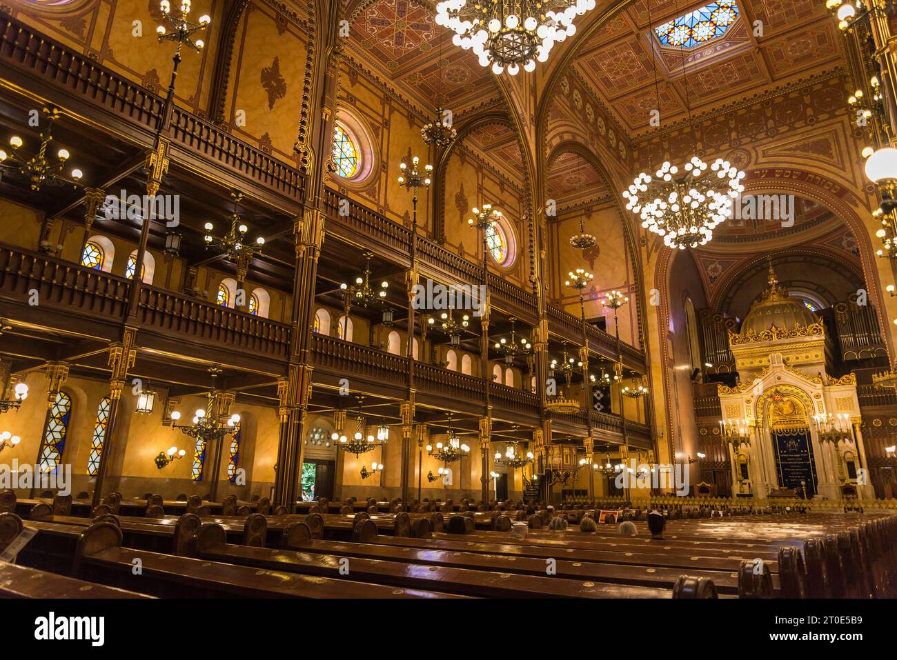 Dohány Street Synagogue, second-largest synagogue in the world ...