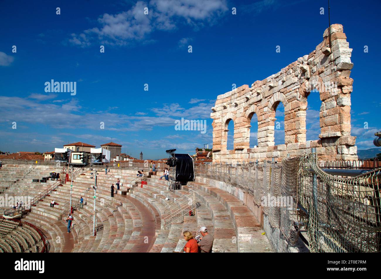 panoramica di archi in pietra e gradinate Stock Photo - Alamy
