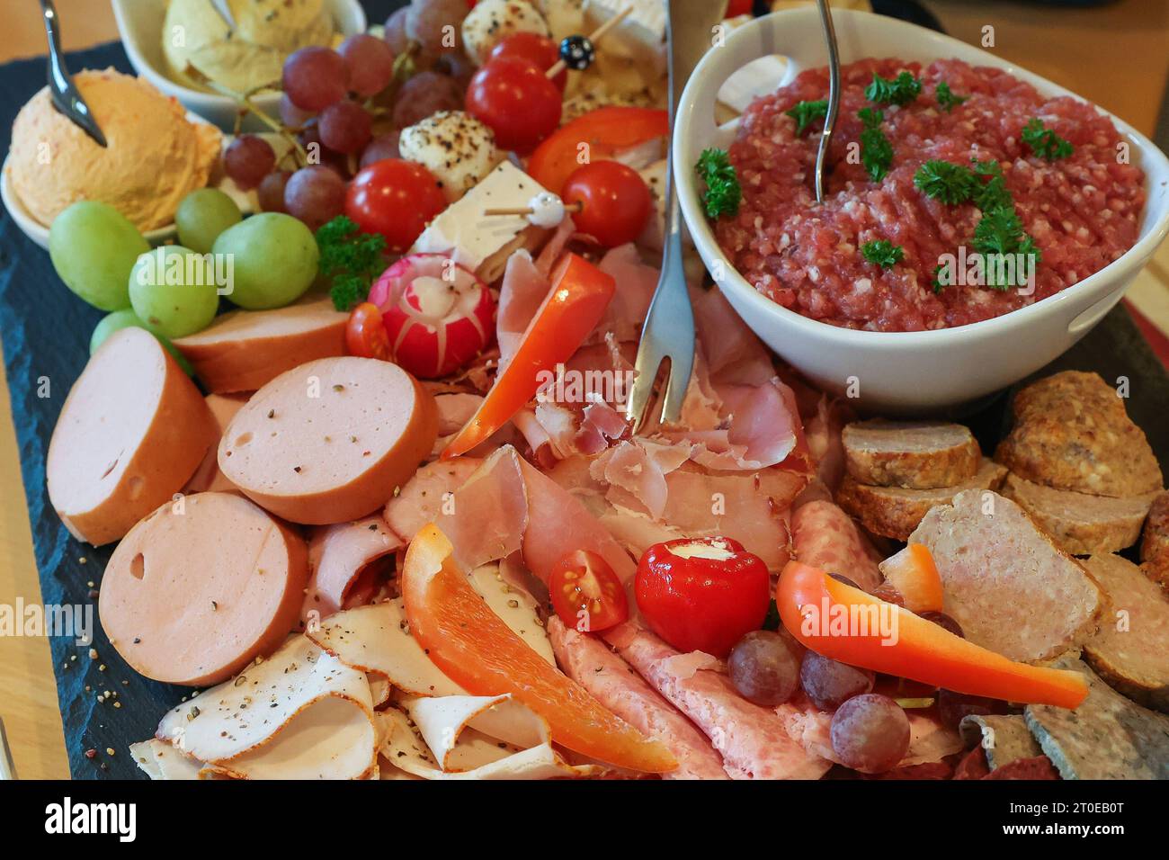 Symbolfoto Essen, Winzer Vesperplatte, Brotzeit, deftige Wurstparty ...