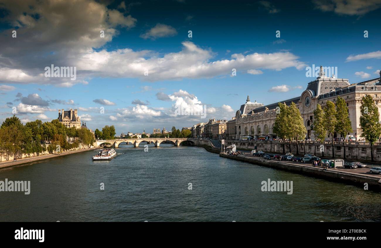 Paris (7e arr). View on Seine and Orsay and Louvre museum on river ...