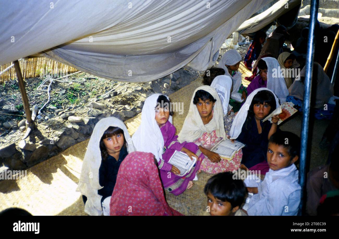 Saudi Arabia Children Reading in Bedouin In Tent Stock Photo - Alamy