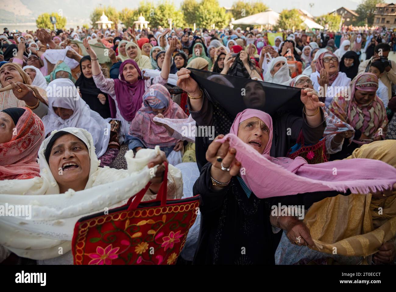 Muslim devotees raise hands as they pray upon seeing the holic relic in ...