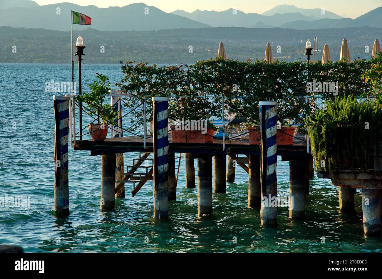 Montagna sul lago hi-res stock photography and images - Alamy