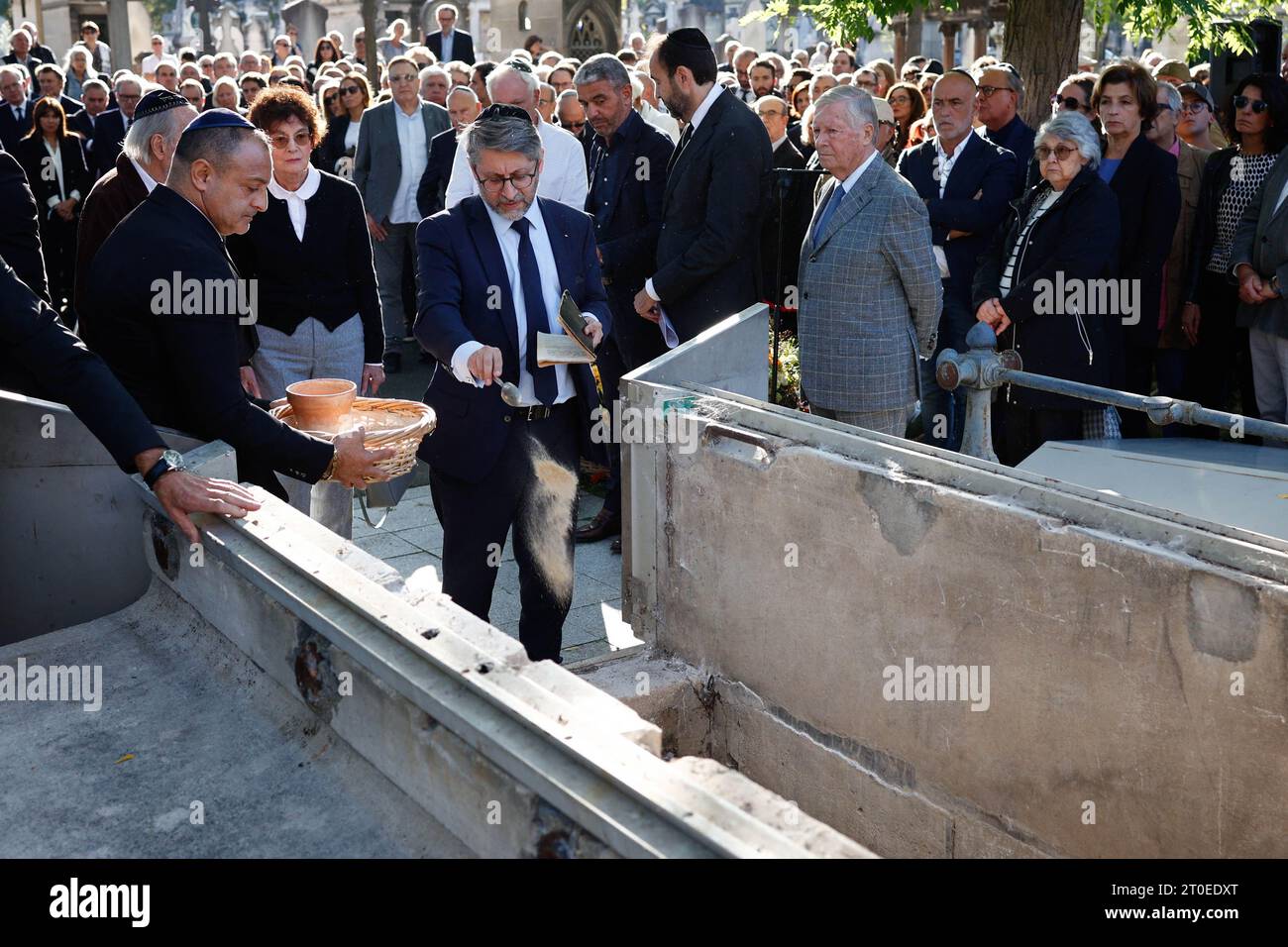 Rabbi funeral hi-res stock photography and images - Alamy