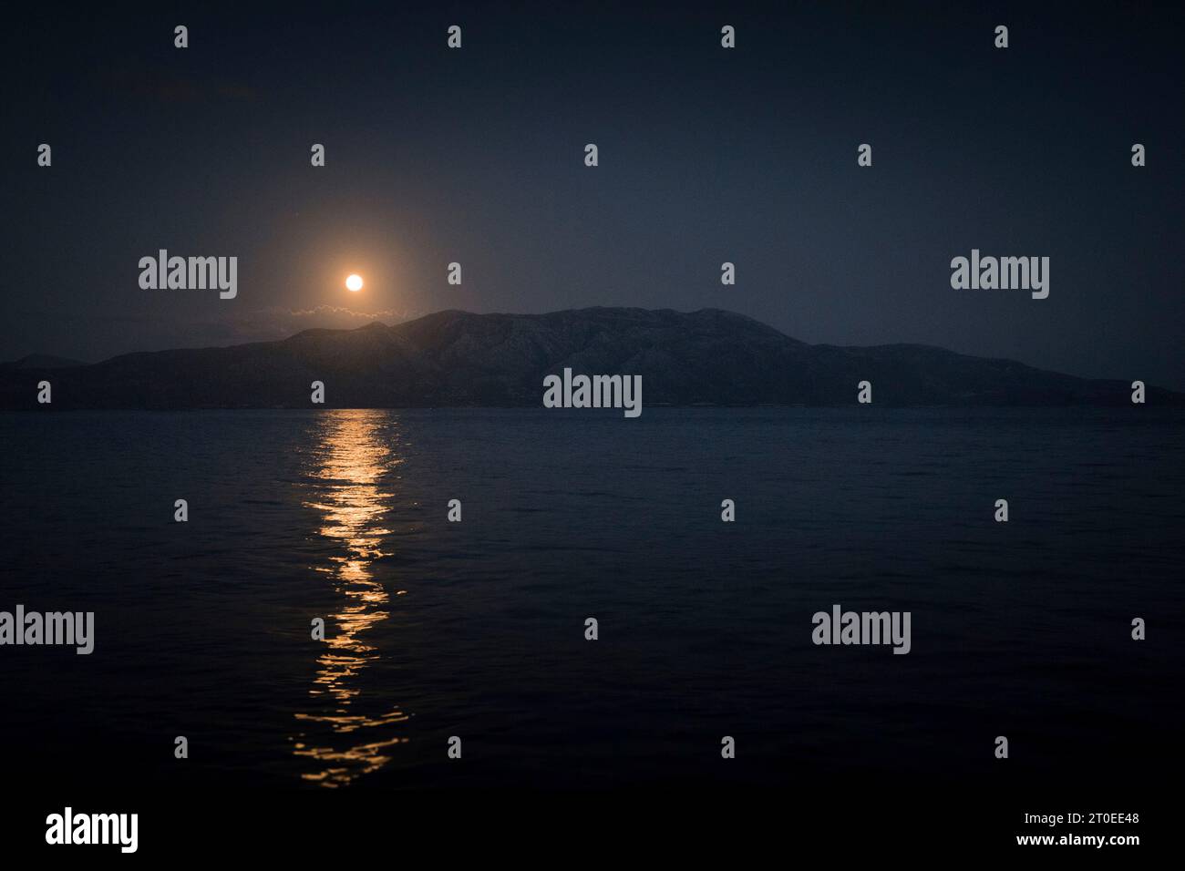 Moonlight over sea hi-res stock photography and images - Alamy