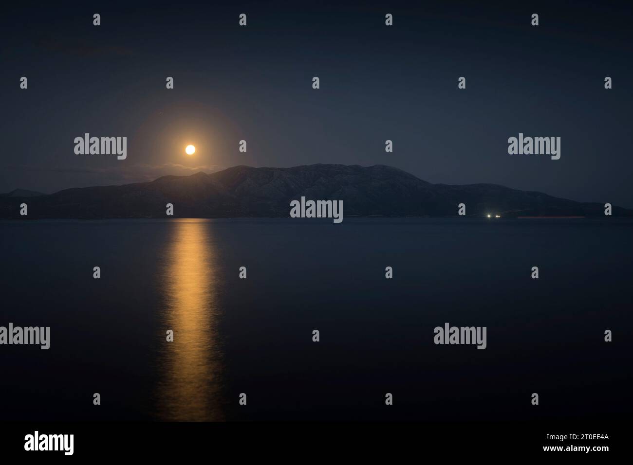 Moonlight over sea hi-res stock photography and images - Alamy