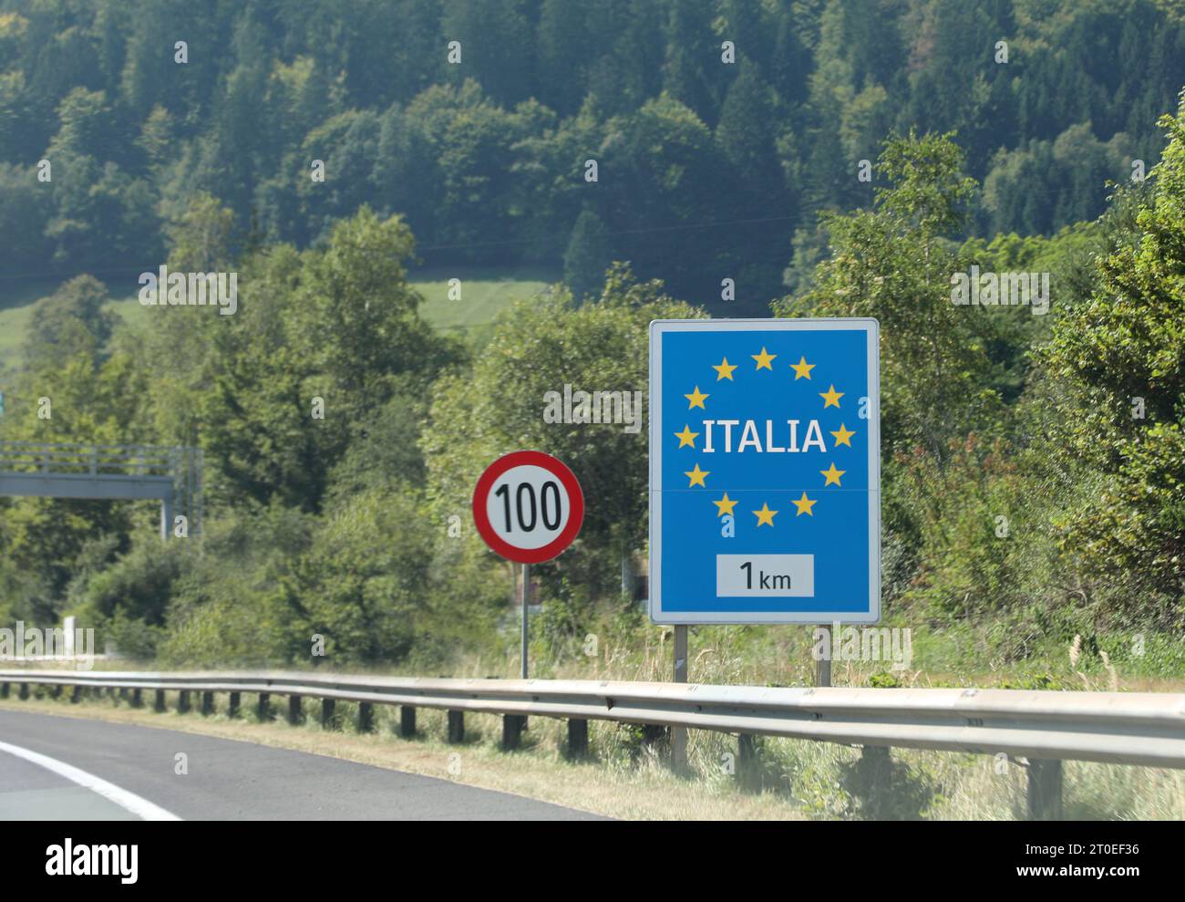 100 km speed sign hi-res stock photography and images - Alamy