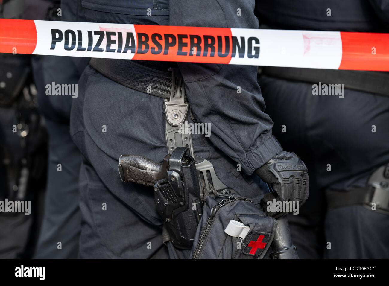 06 October 2023, Hesse, Frankfurt/Main: Police officers stand behind a ...