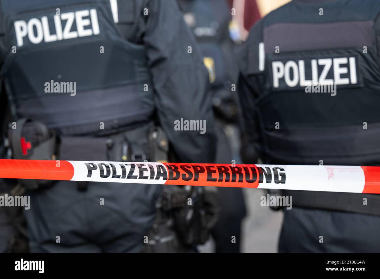 06 October 2023, Hesse, Frankfurt/Main: Police officers stand behind a ...