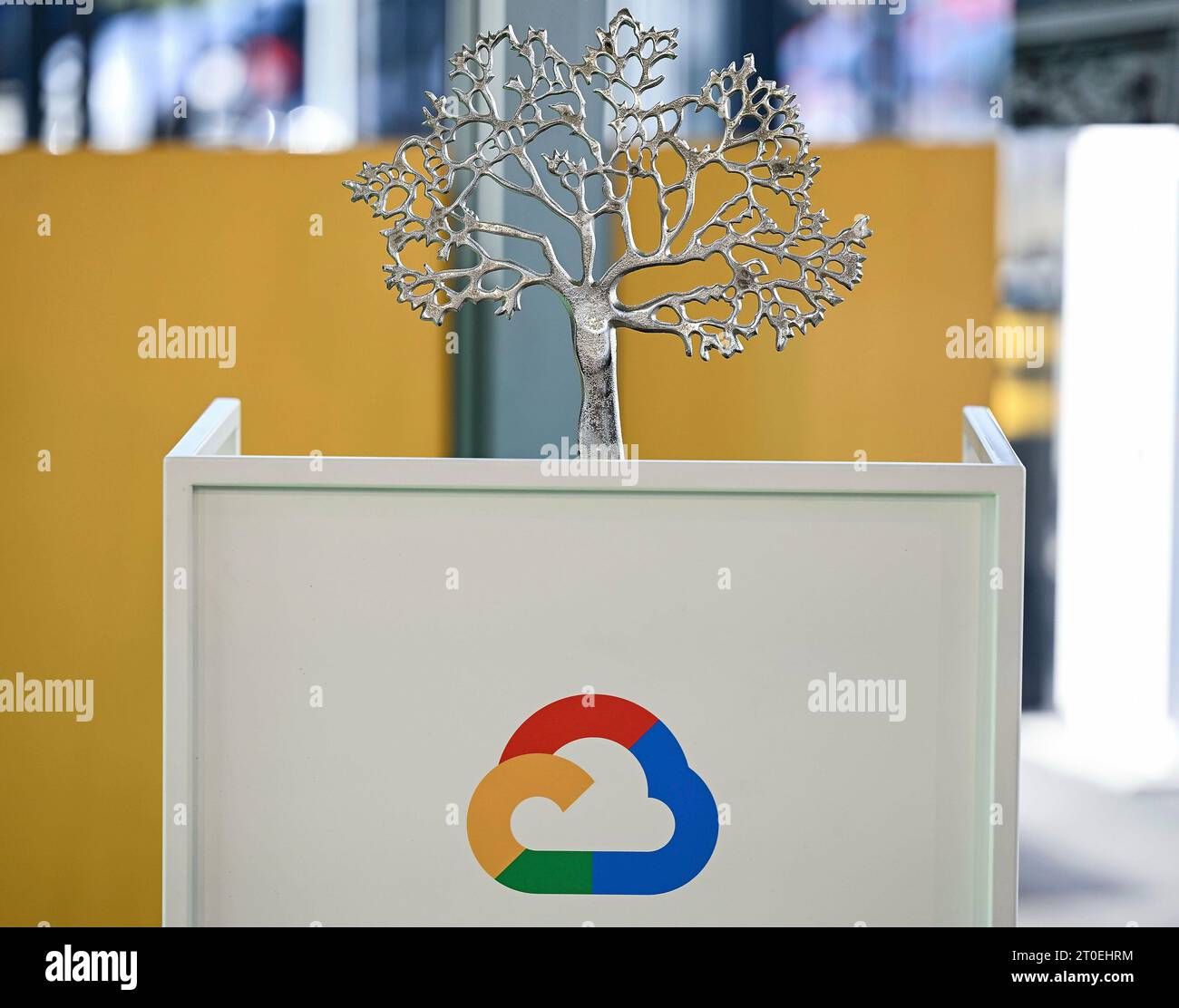 Google center sign hi-res stock photography and images - Alamy