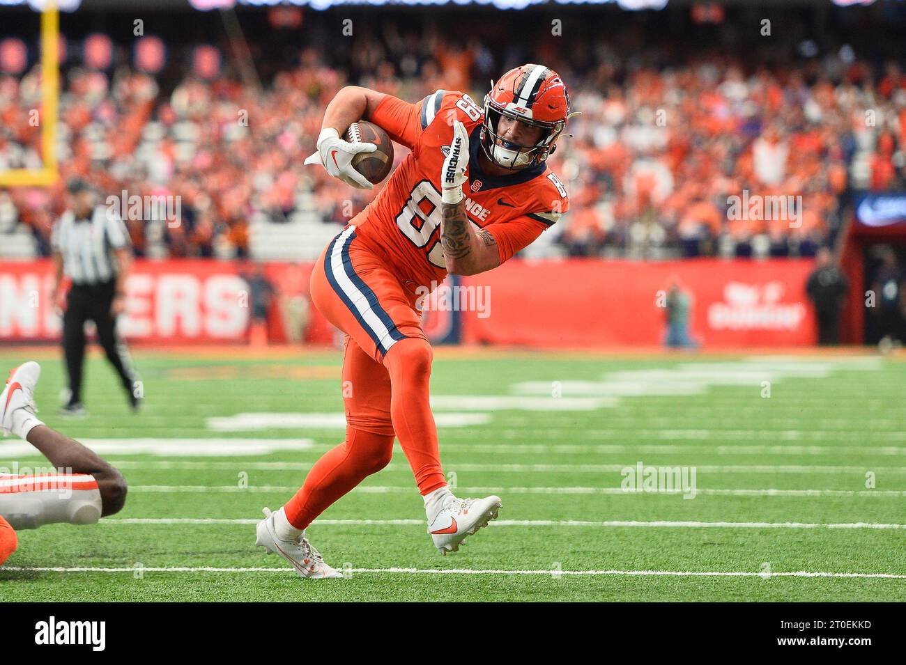 Syracuse tight end Dan Villari (89) runs with the ball during the first ...