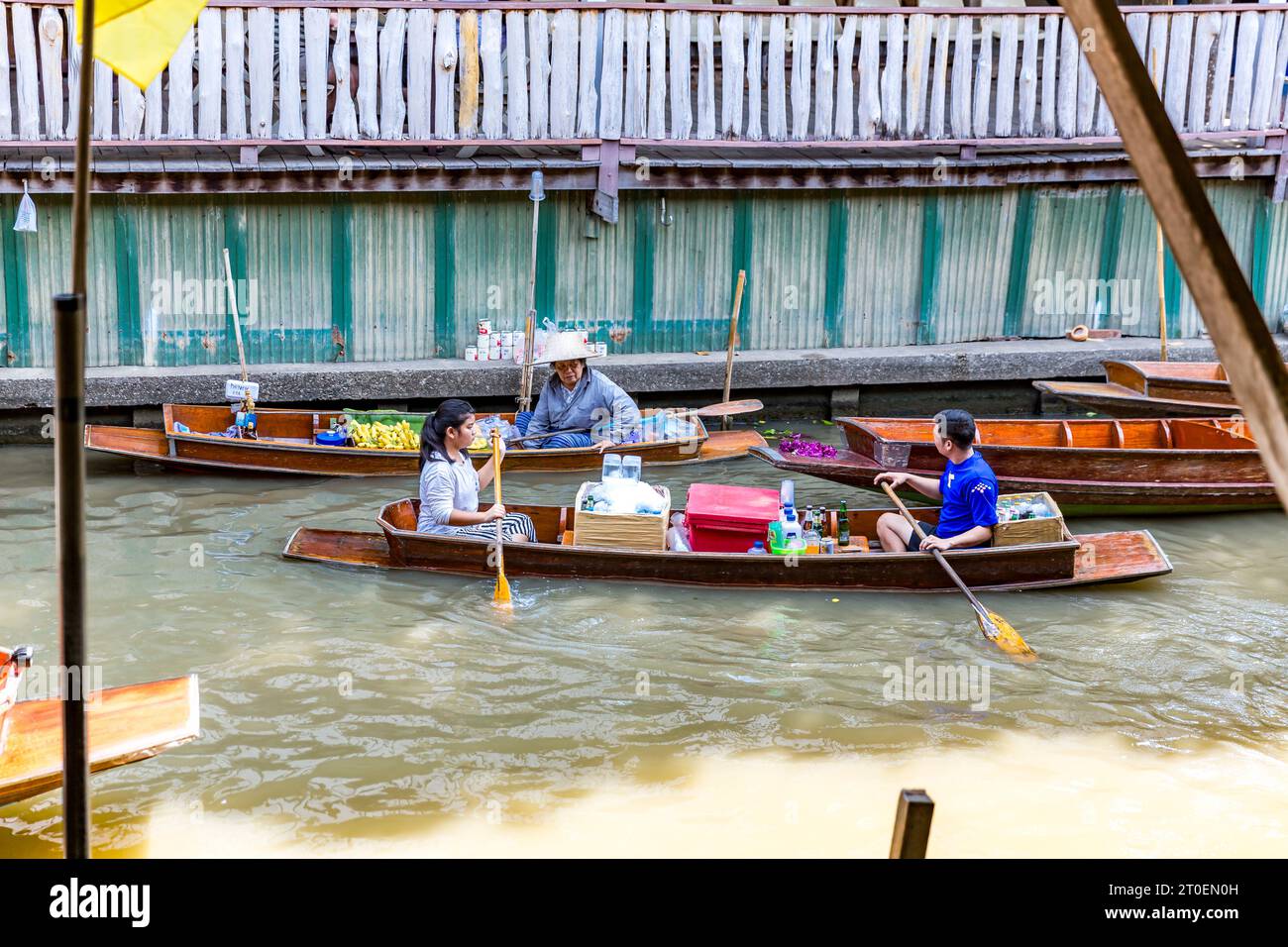 Food and fruit vendors in boat, floating market, Damnoen Saduak ...