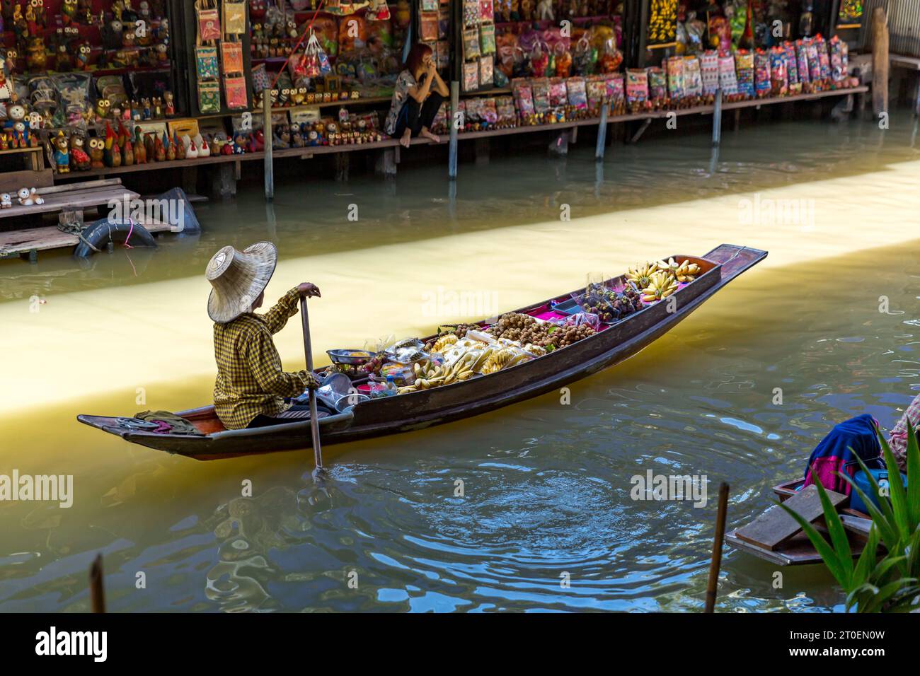 Saleswoman in boat, floating market, Damnoen Saduak Floating Market ...