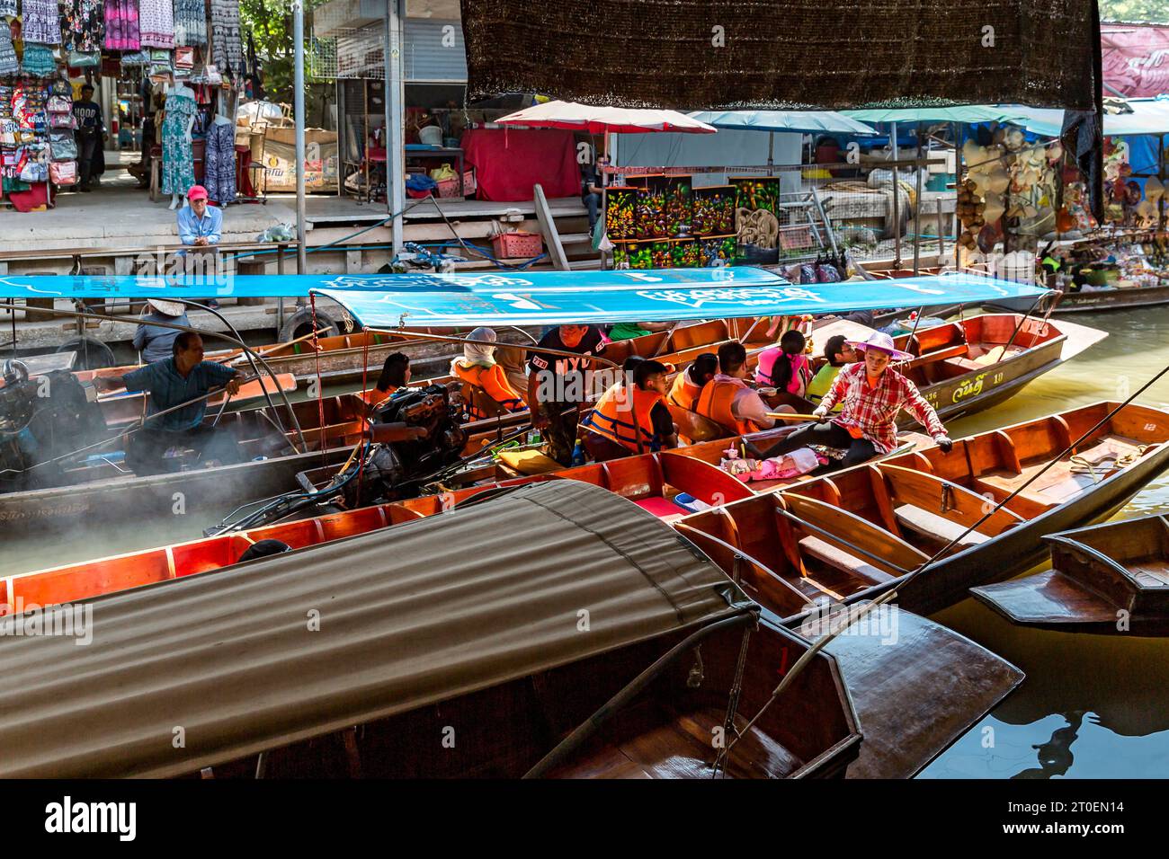 Boats with tourists, floating market, Damnoen Saduak Floating Market ...