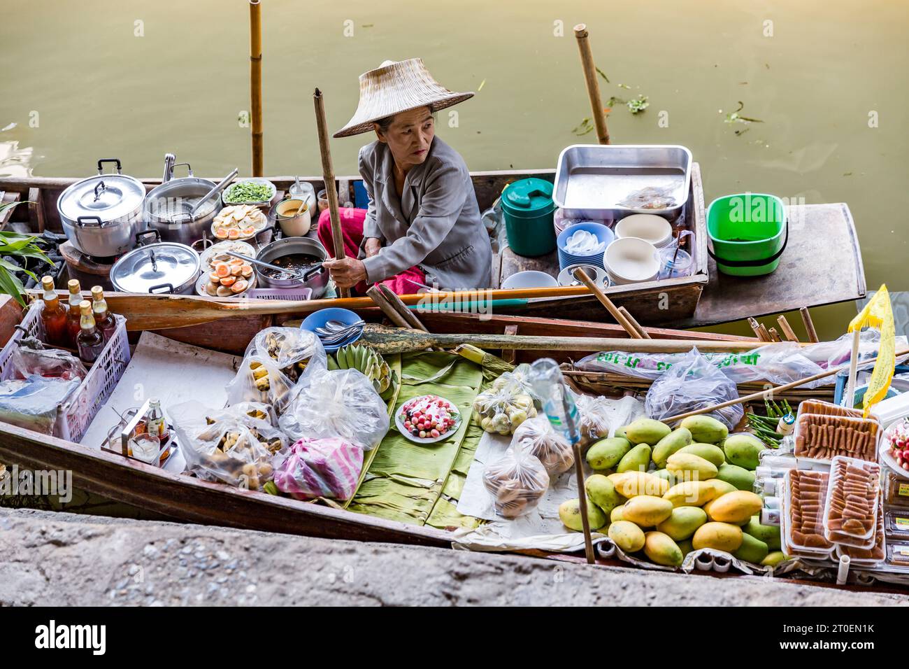Food seller in boat, floating market, Damnoen Saduak Floating Market ...