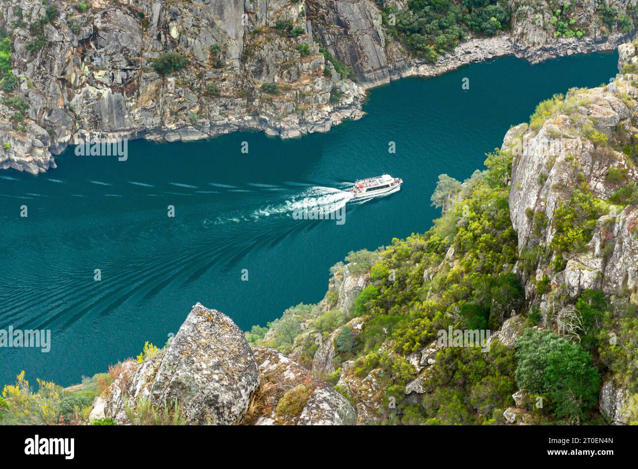 Tour boat on the Sil River, from a viewpoint high up in the river ...