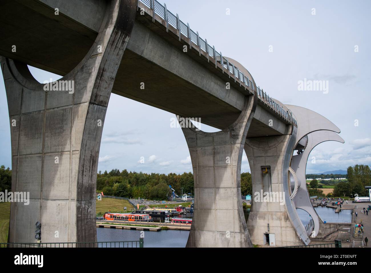 The Falkirk Wheel in Scotland, the world's only rotating canal boat ...