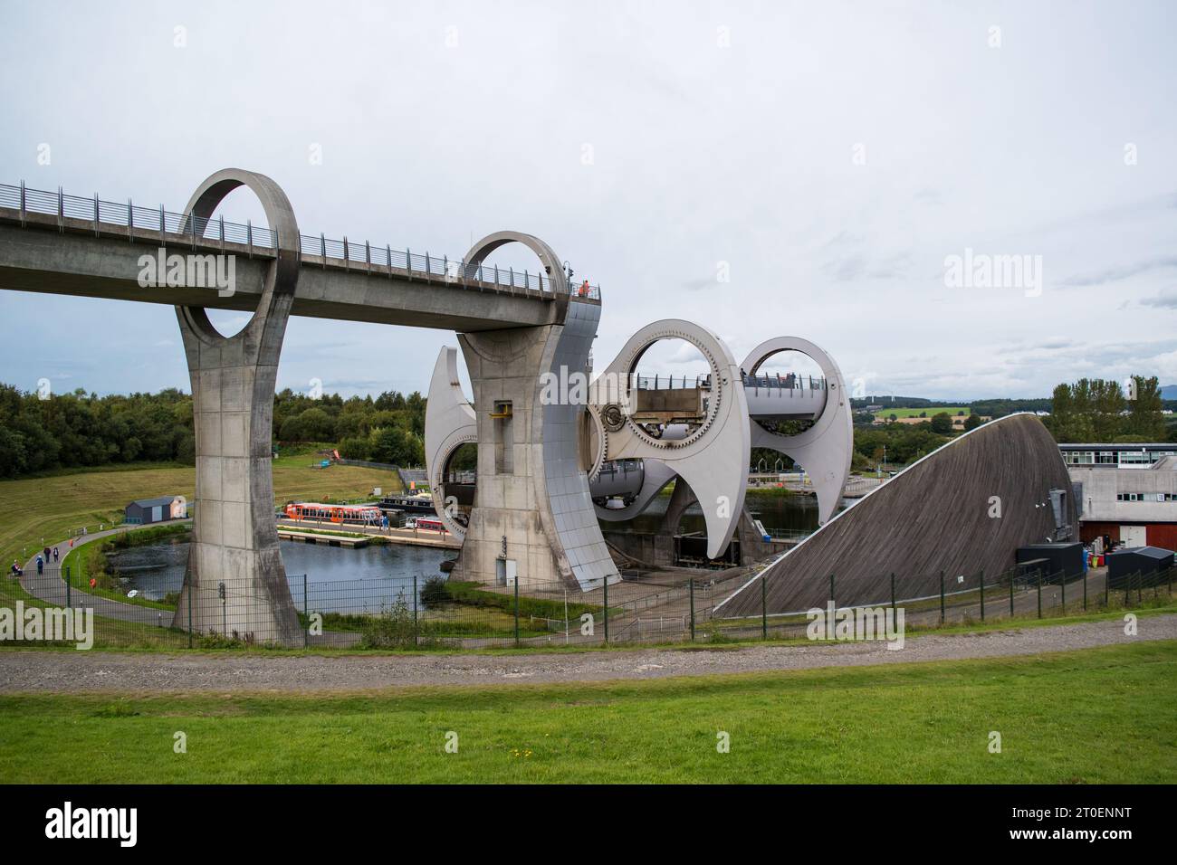 The Falkirk Wheel in Scotland, the world's only rotating canal boat ...