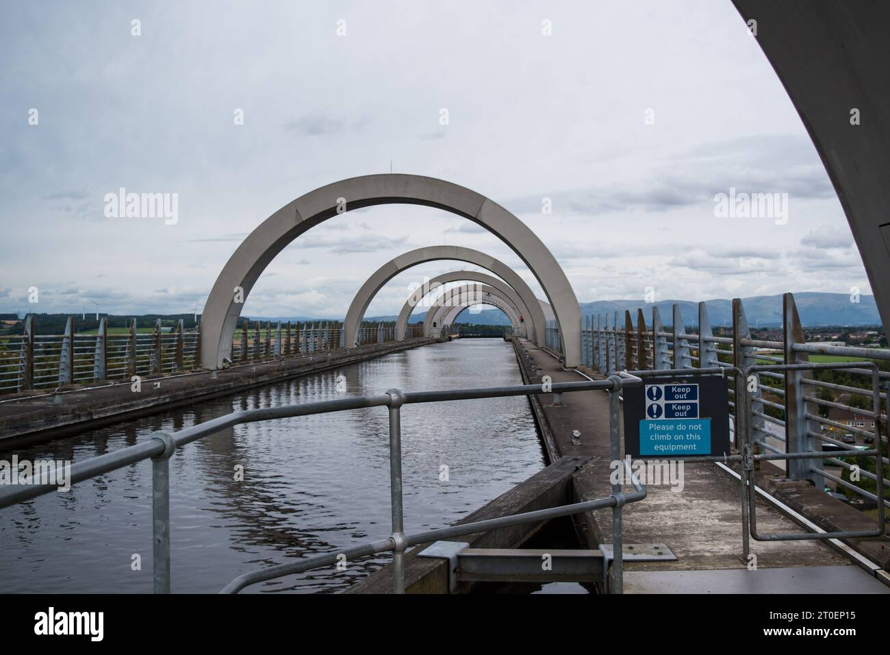 The Falkirk Wheel in Scotland, the world's only rotating canal boat ...
