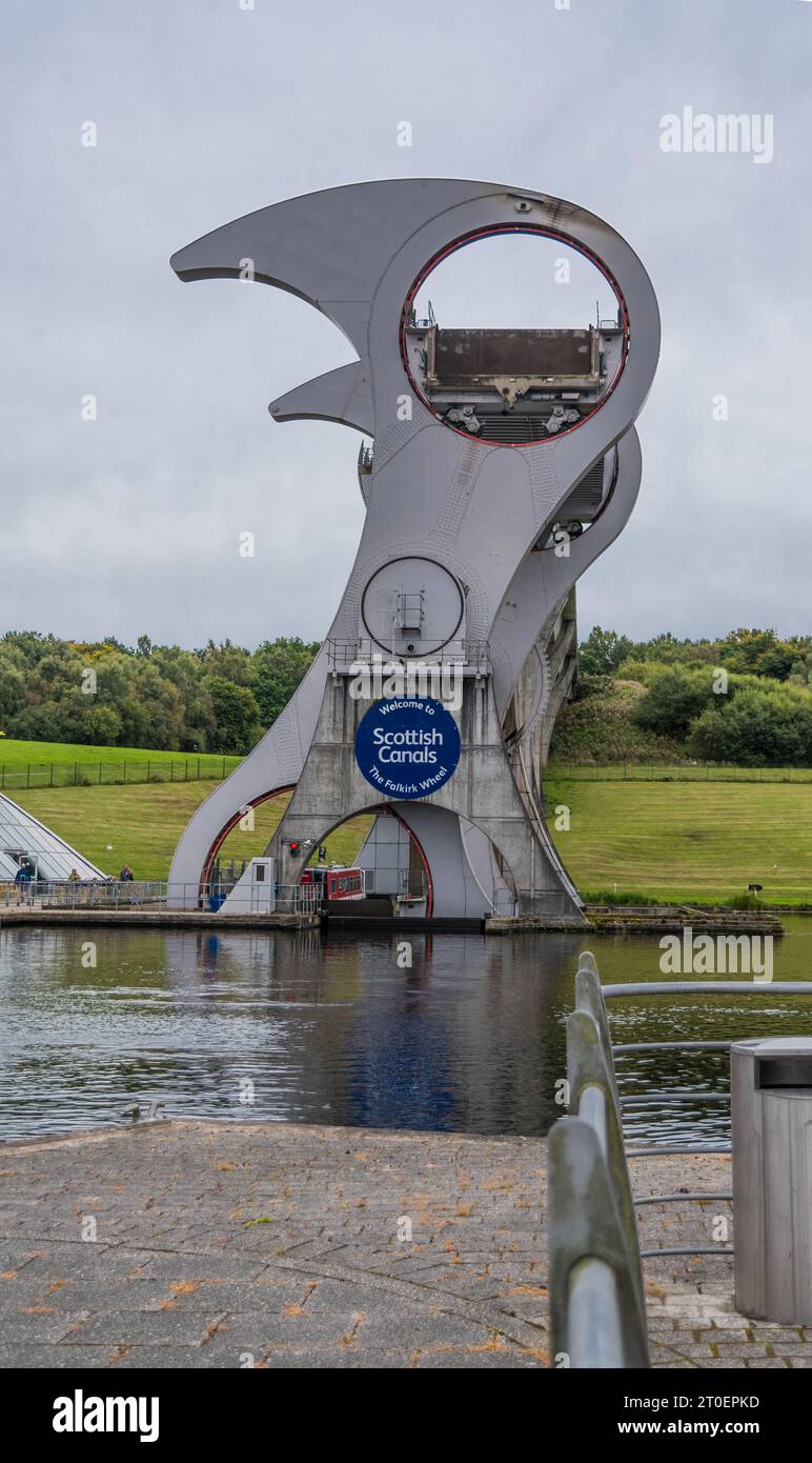 The Falkirk Wheel in Scotland, the world's only rotating canal boat ...