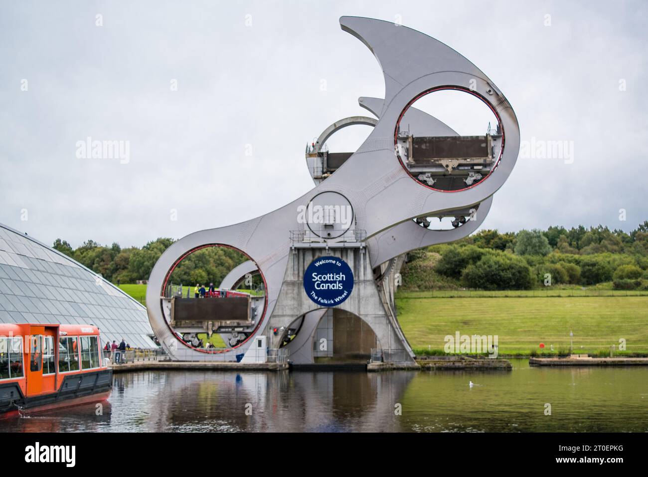 The Falkirk Wheel in Scotland, the world's only rotating canal boat ...