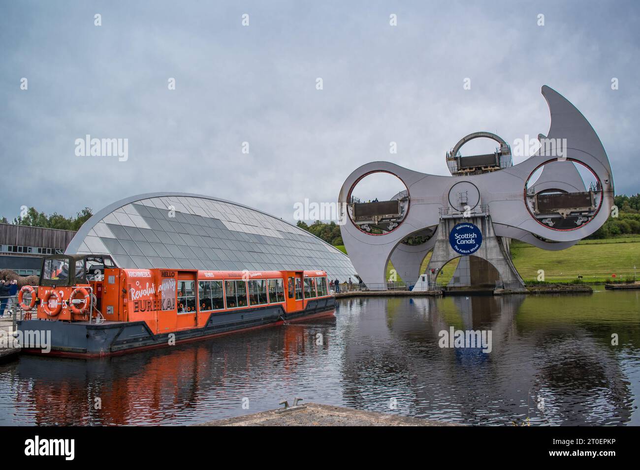 The Falkirk Wheel in Scotland, the world's only rotating canal boat ...