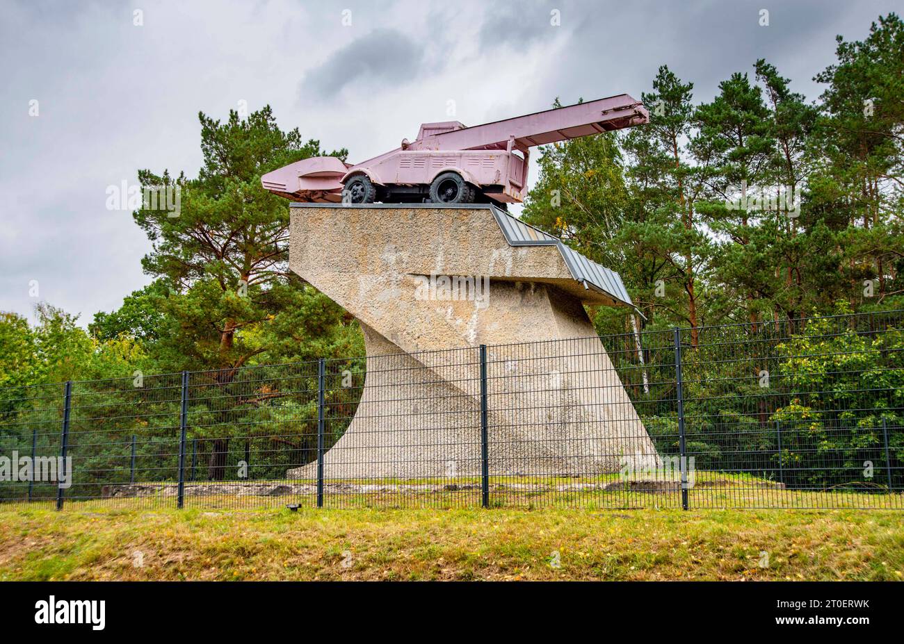 05 . 10 . 2023 . Panzerdenkmal am ehemaligen Grenzübergang Drewitz ...