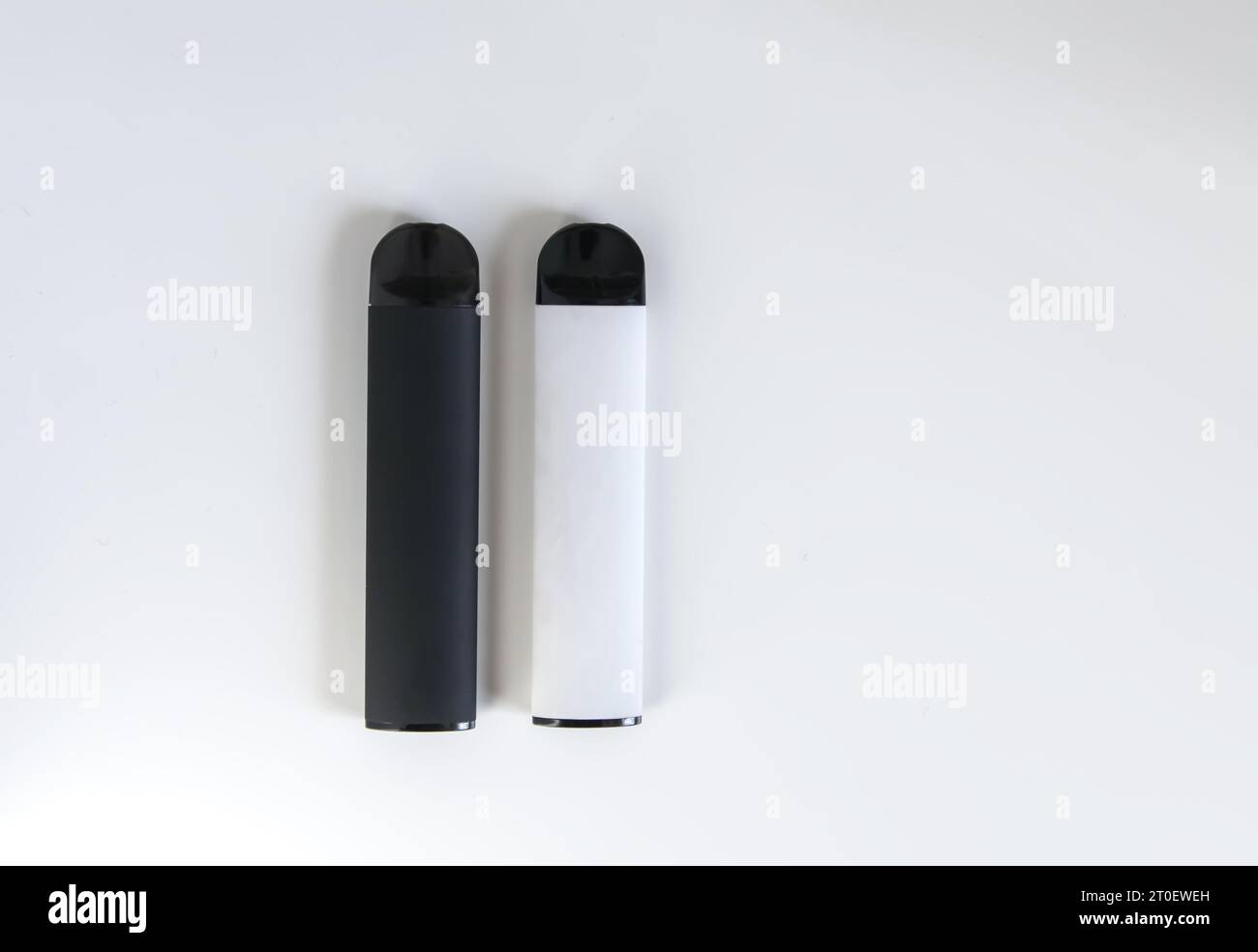 Disposable electronic cigarettes hi-res stock photography and images ...