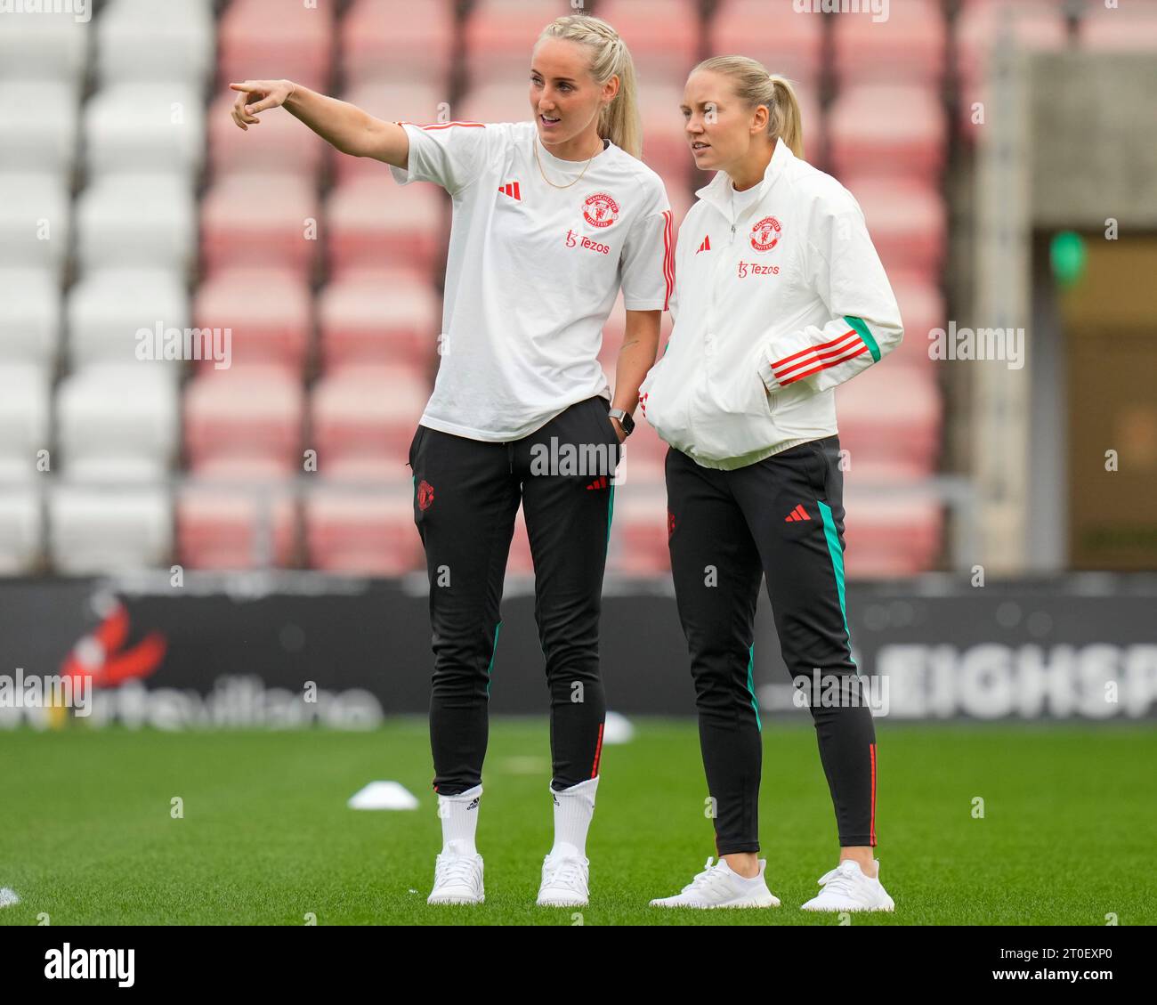 Millie Turner #21 of Manchester United and Lisa Naalsund #16 of ...