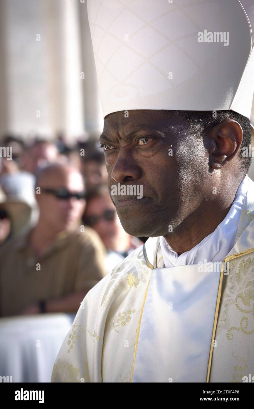 Cardinal protase rugambwa hi-res stock photography and images - Alamy