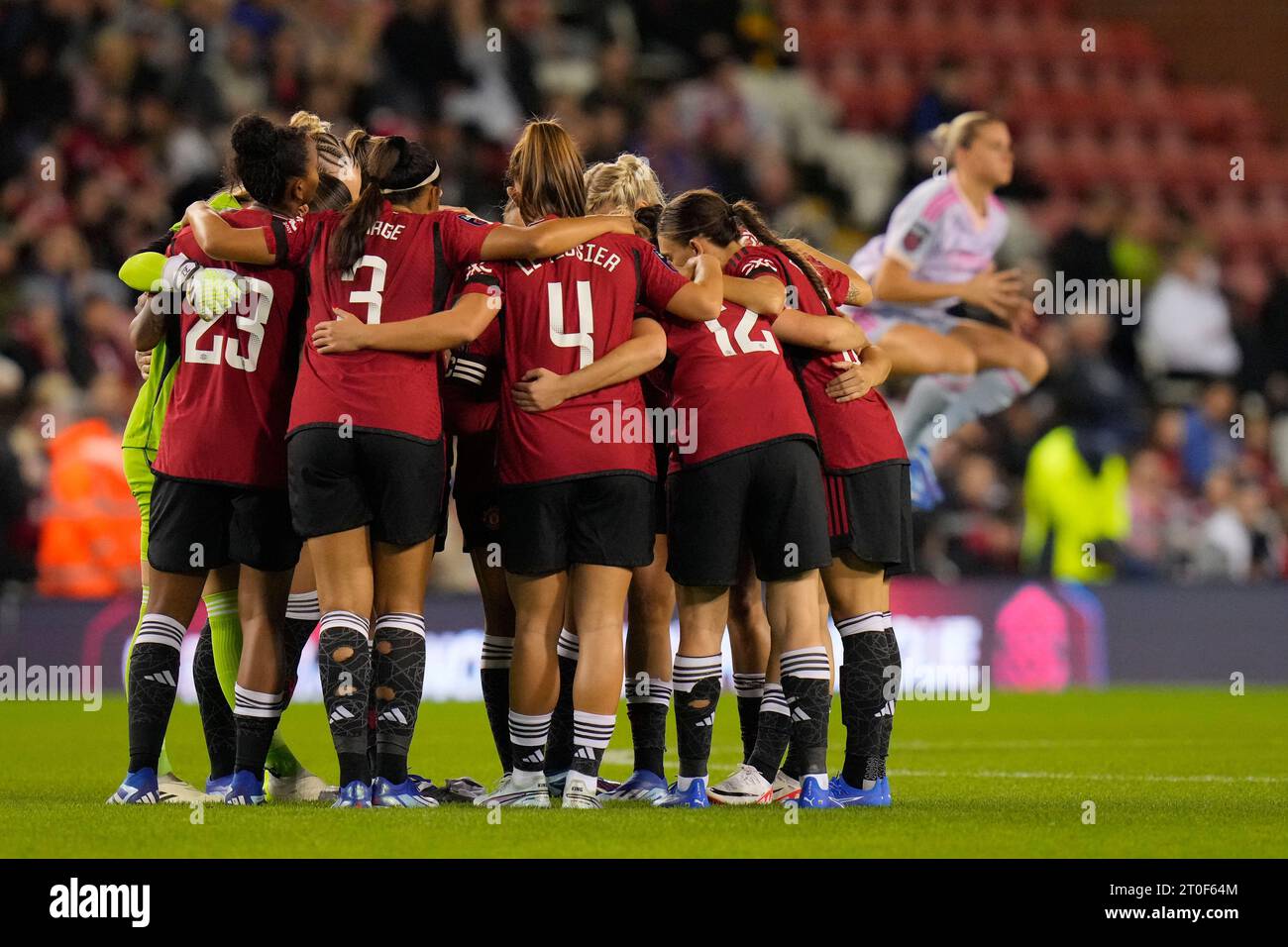 Manchester United Women players huddle before the The FA Women's Super ...