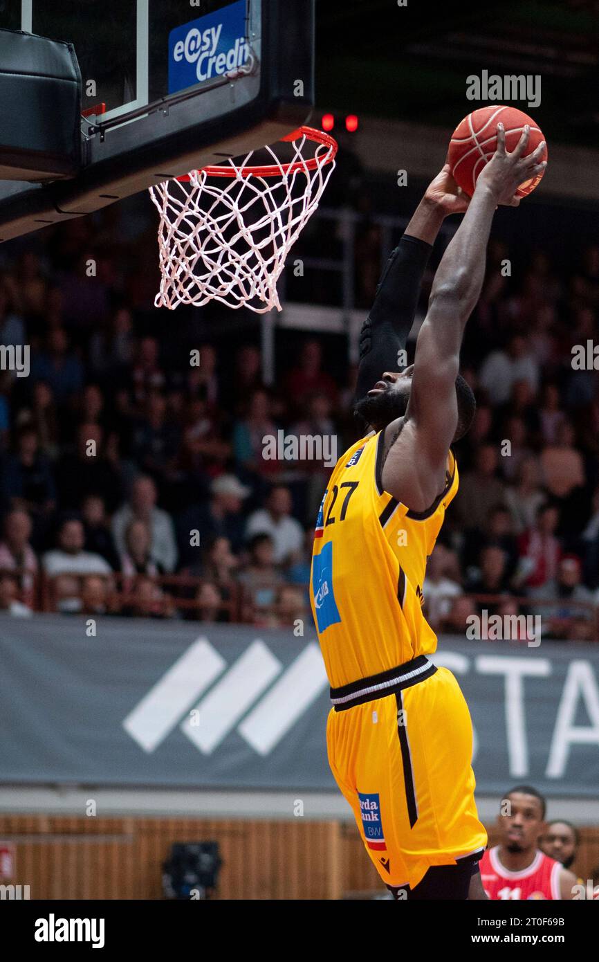 Eddy Edigin (MHP Riesen Ludwigsburg, #27) am Korb, GER, Wuerzburg ...