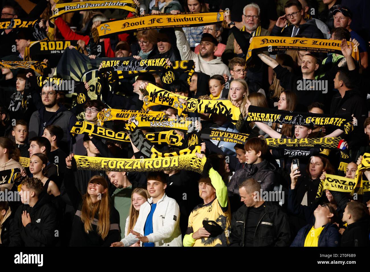 Kerkrade, Netherlands. 06th Oct, 2023. KERKRADE, NETHERLANDS - OCTOBER 6: fans of Roda JC during ...