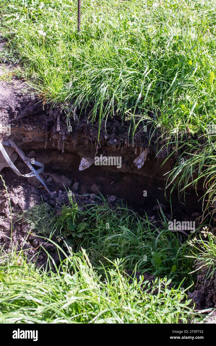 Dirty ditch sewer manhole building hi-res stock photography and images ...