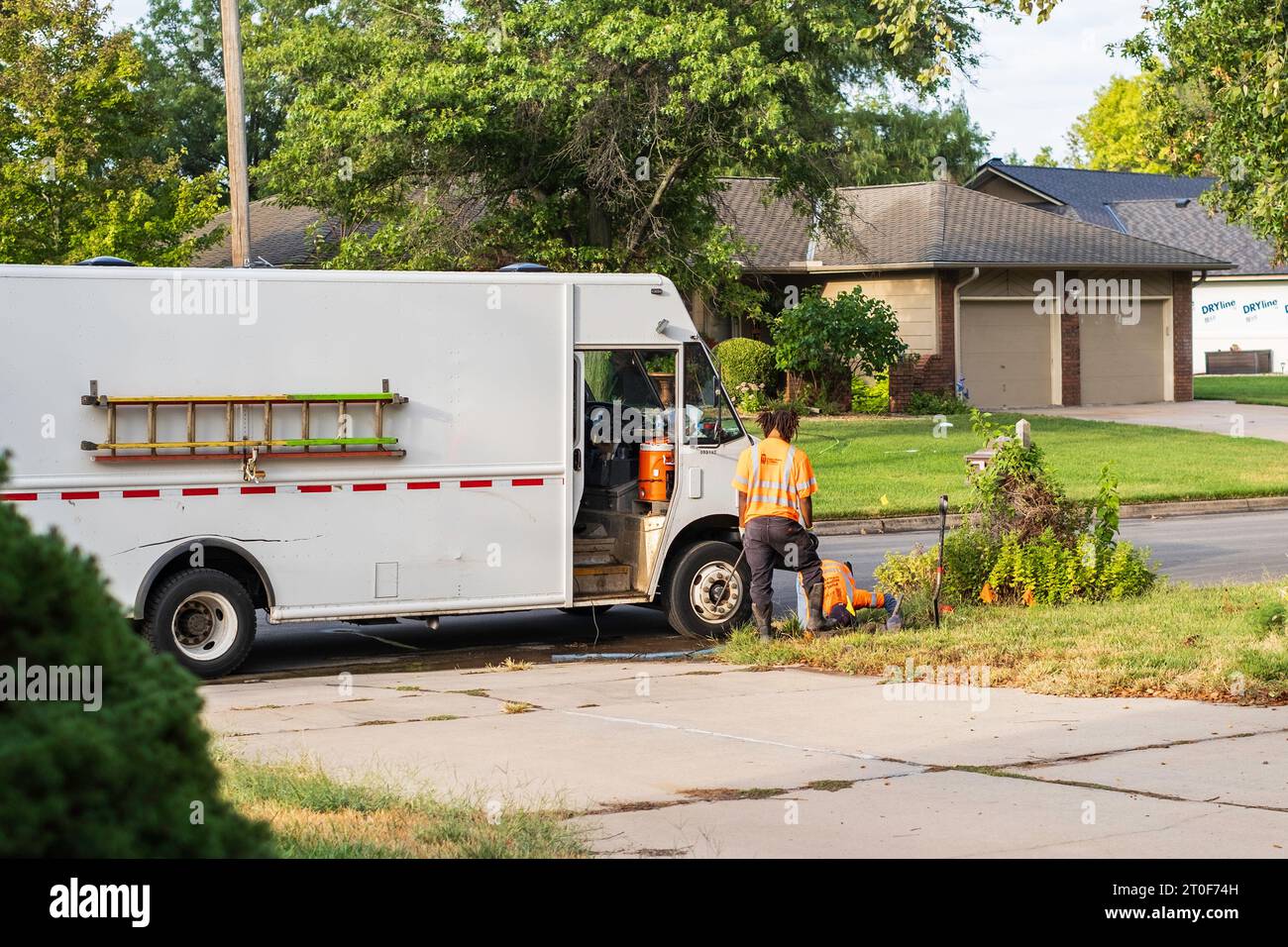 Man digging a hole hi-res stock photography and images - Alamy