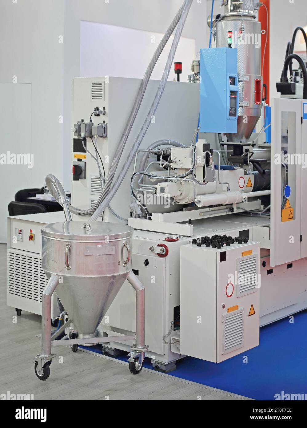 Injection Molding Machine Plastic Parts Production Manufacturing ...