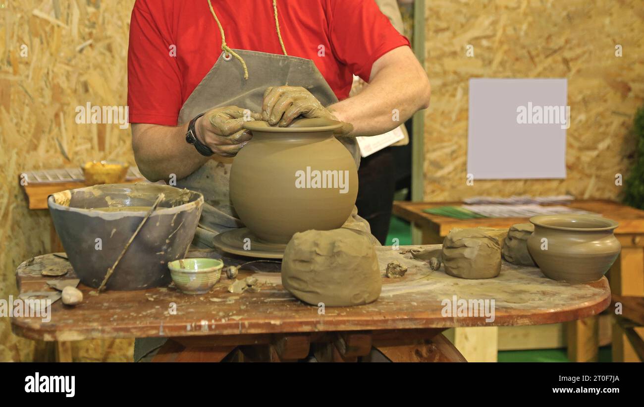 Rotating table hi-res stock photography and images - Alamy