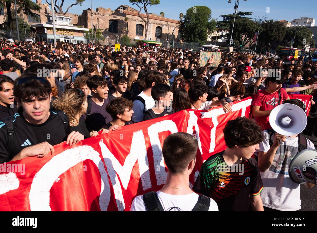 Rome, Italy. 6th Oct, 2023. 5000 students on school strike skip classes ...