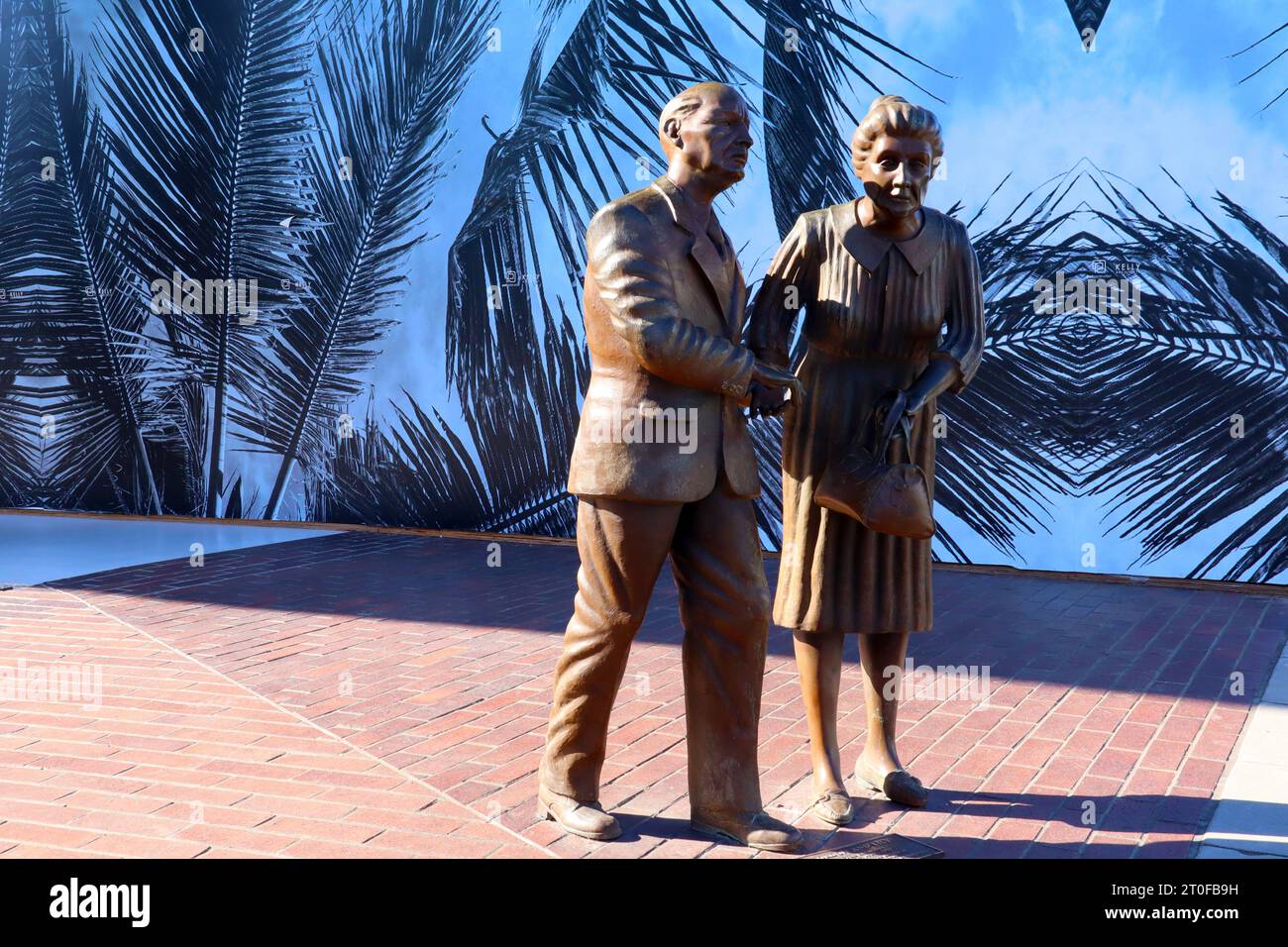 Beverly Hills, California: Public Art “Gordon and Lily” Statue by ...