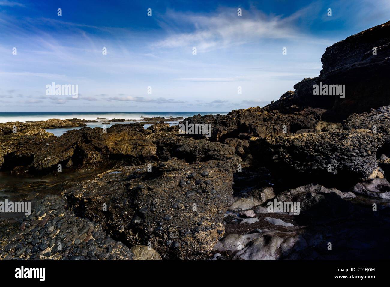 Felsiger strand himmel strand hi-res stock photography and images - Alamy