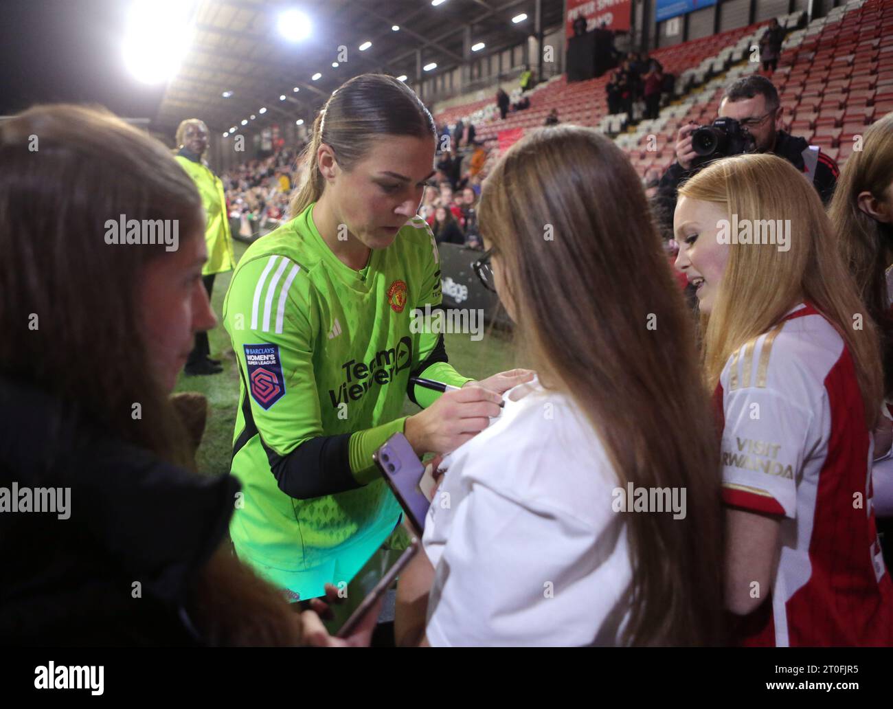 Manchester United goalkeeper Mary Earps signs autographs for fans ...
