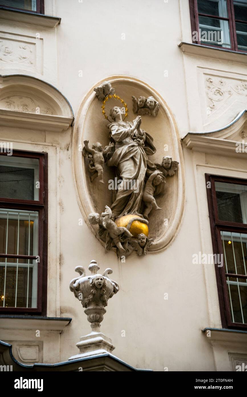 Architectural niche sculpture in Vienna, Austria Stock Photo - Alamy