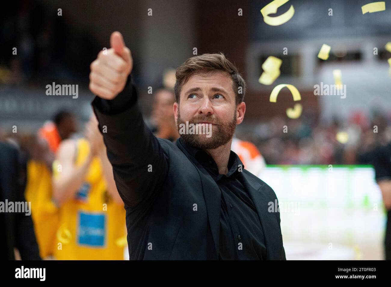 Josh King (MHP Riesen Ludwigsburg, Trainer) jubelt ueber den Sieg, GER ...